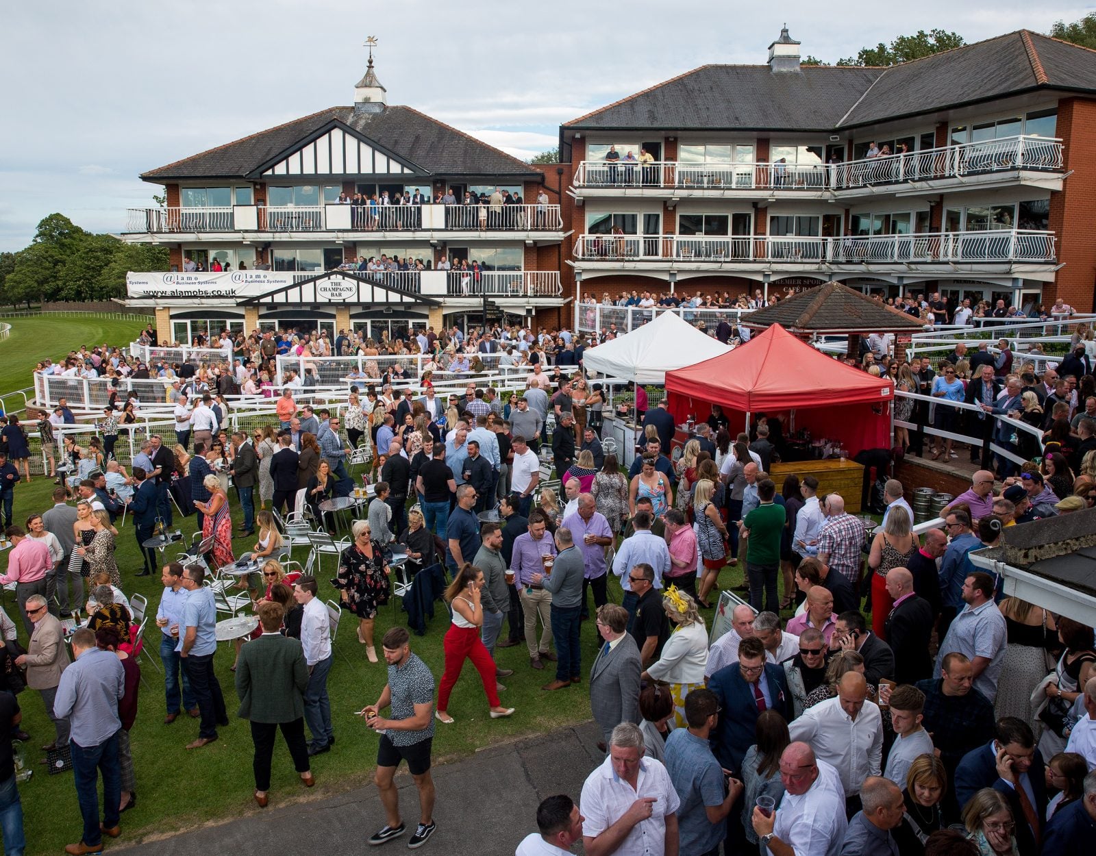 Pontefract Racecourse | Go Racing | Yorkshire Horse Racing